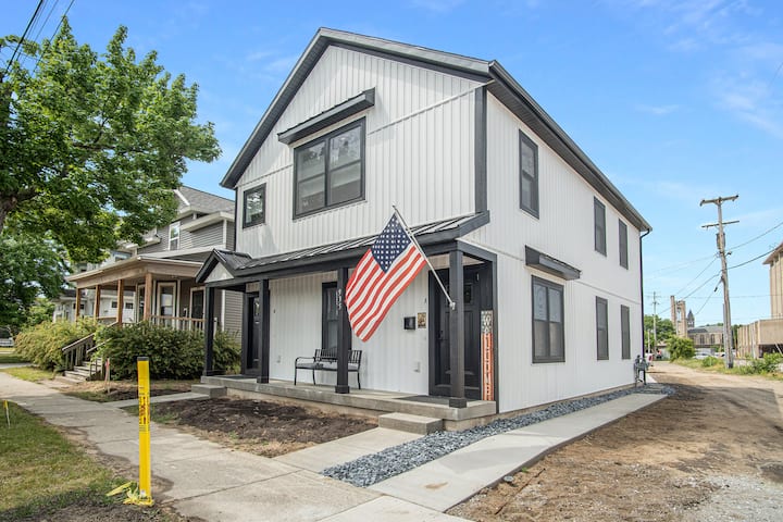 Stylish Retreat Steps From Downtown - Muskegon, MI