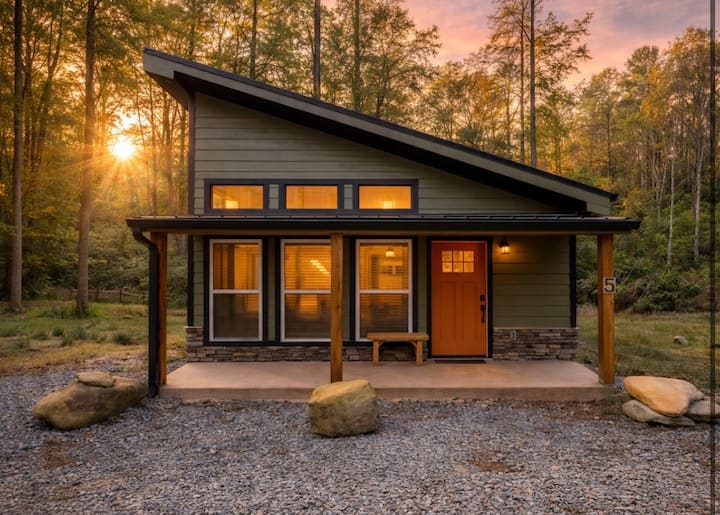 New! Hot Tub, Fire Pit, King Bed, Hiking, Creek - Cosby, TN
