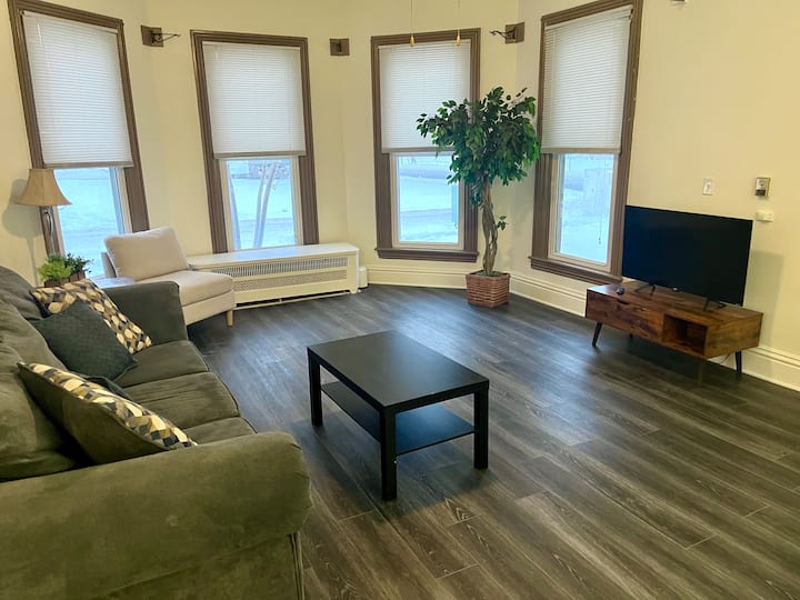 2 Bedroom 1.5 Bath Large Main Floor Apt - Binder Park Zoo, Battle Creek