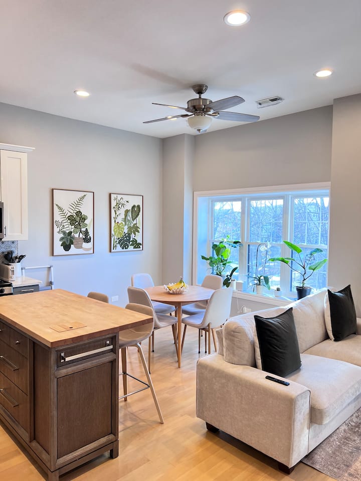 Contemporary Comfort In West Town! - Chicago, IL