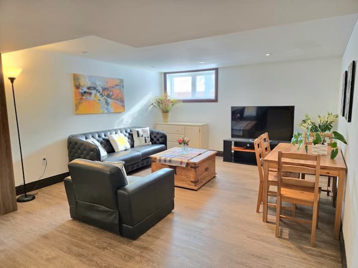 The Sun-drenched Luxe Suite Designer Family 2br. - Toronto