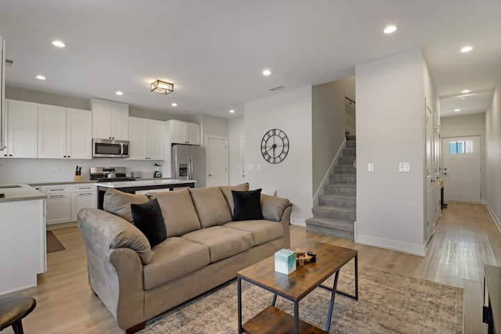 Perfect Escape: 4br Townhouse For 10 With Parking - 內珀維爾