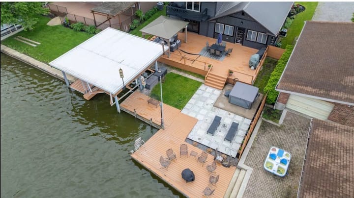 Waterfront Home With Huge Outdoor Space & Hot Tub! - Indian Lake, OH