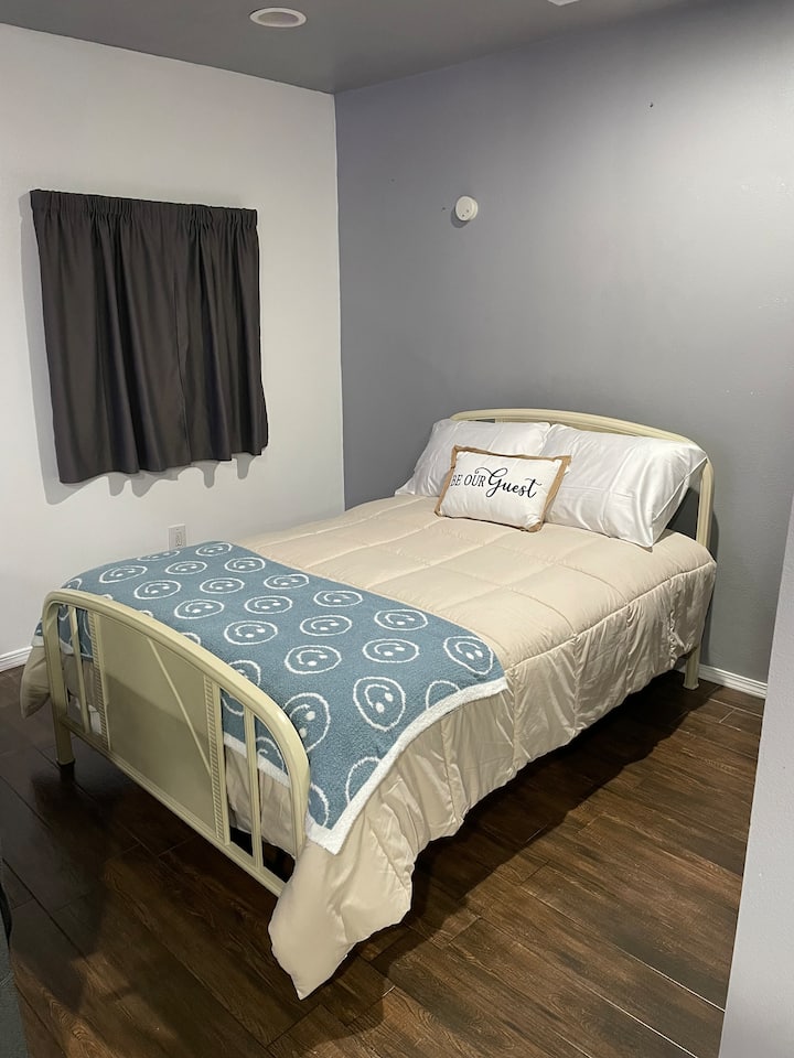 Studio With Private Entrance And Gated Parking - Hesperia, CA