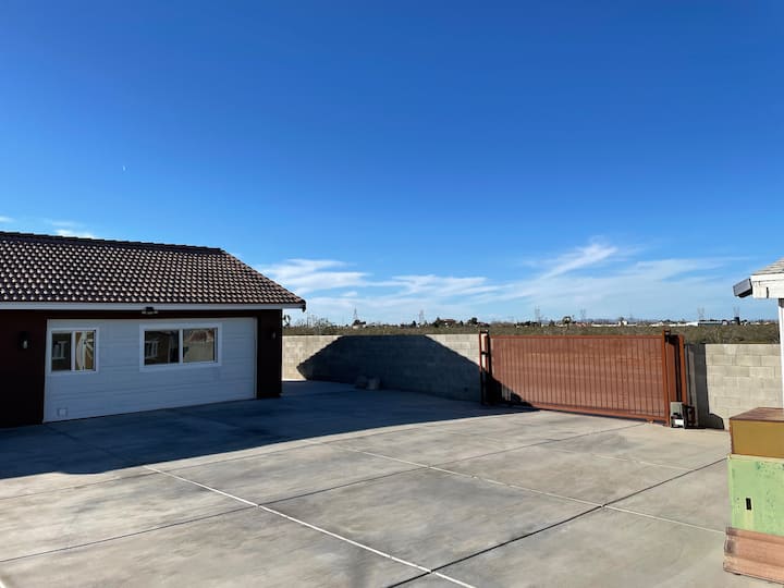 Pet Friendly, Private Studio, And Gated Parking - Victorville, CA