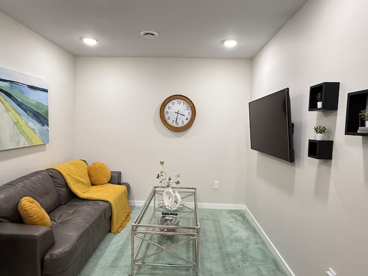 Comfortable & Clean Private Basement Suite - Saskatoon