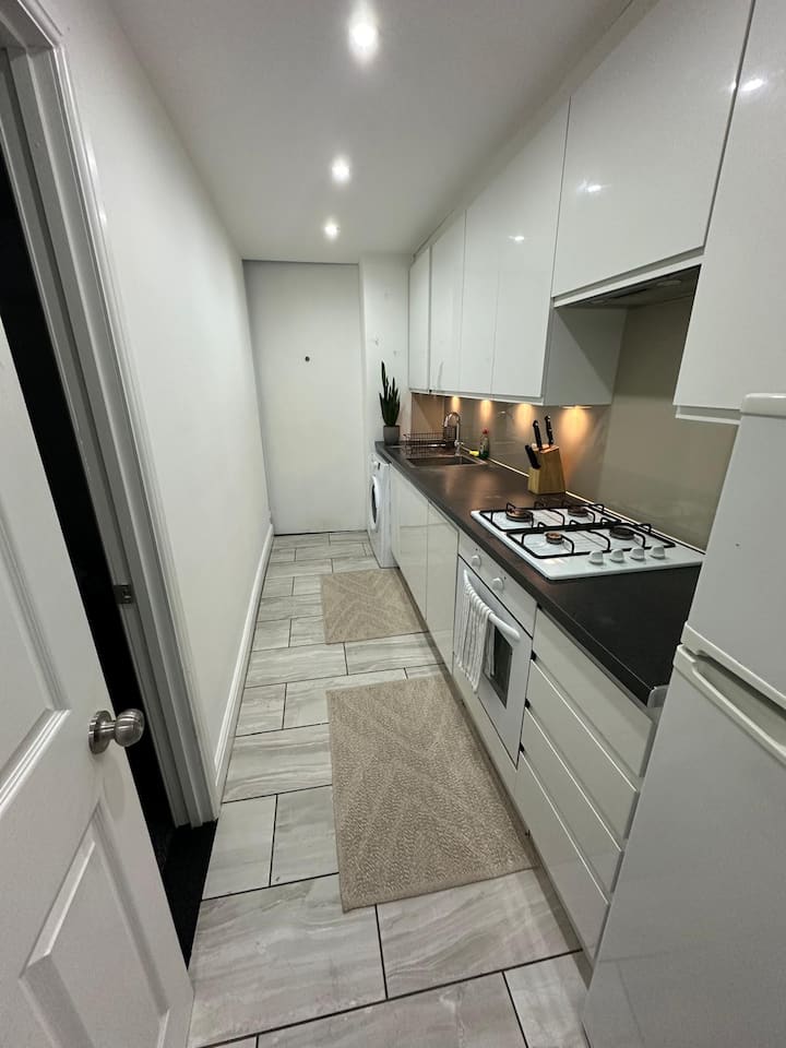 1 Cozy And Quiet Room - London