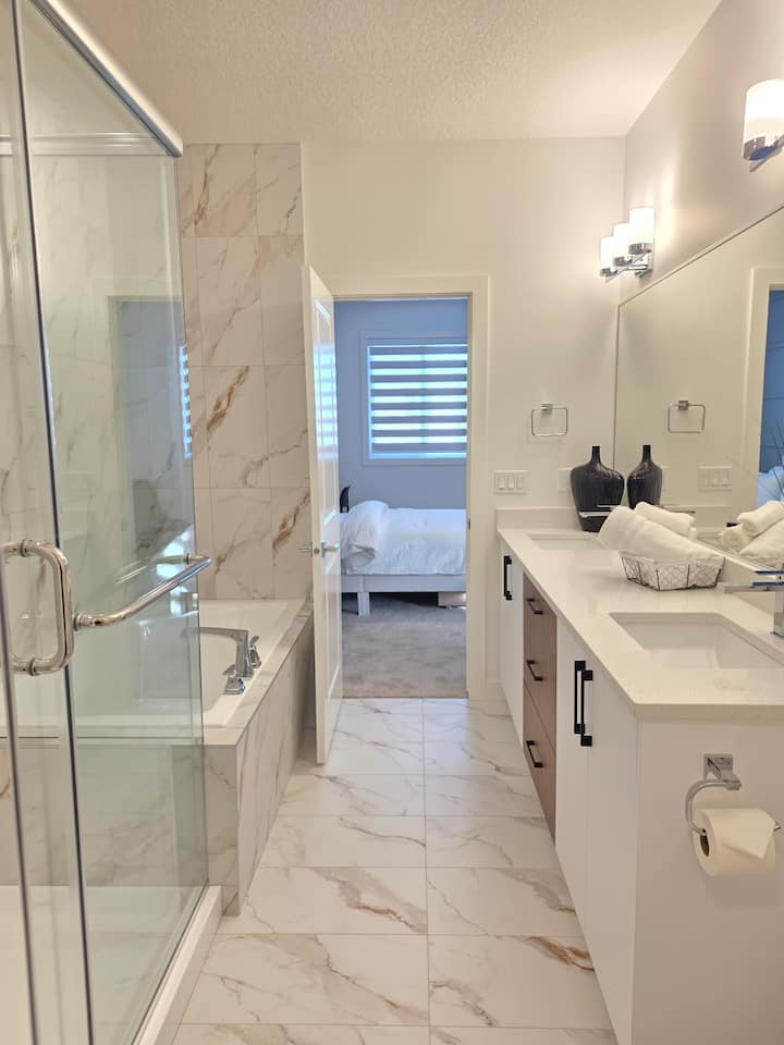 Fort Deparis Executve Wifi/freeparkin-privatebedrm - Fort Saskatchewan