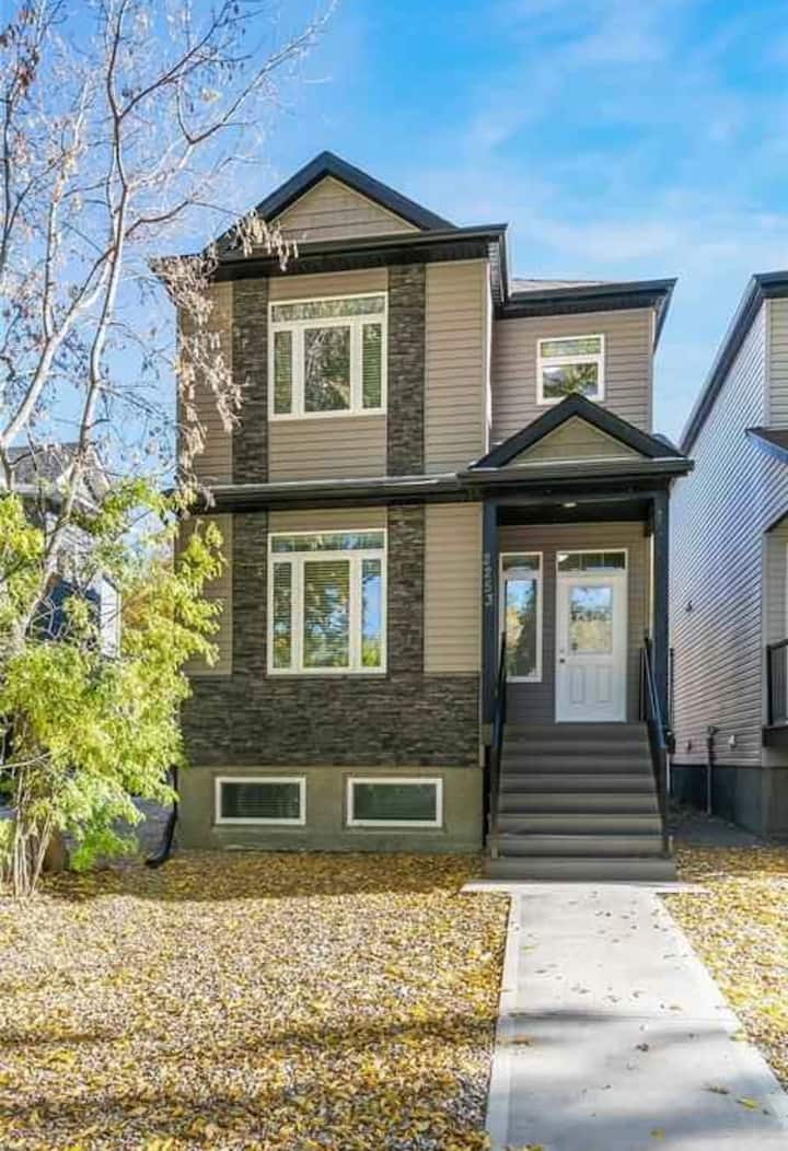 Modern Regina Home | Quiet Area & Free Parking - Regina