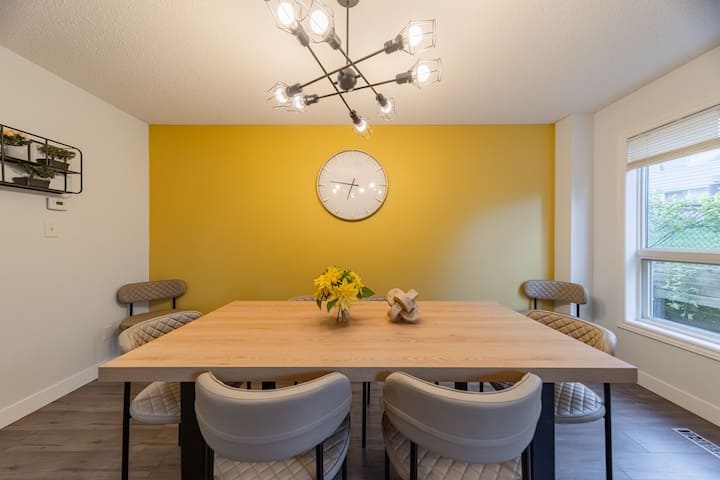 Vibrant 5br Home Near Western | Sleeps 12 - London
