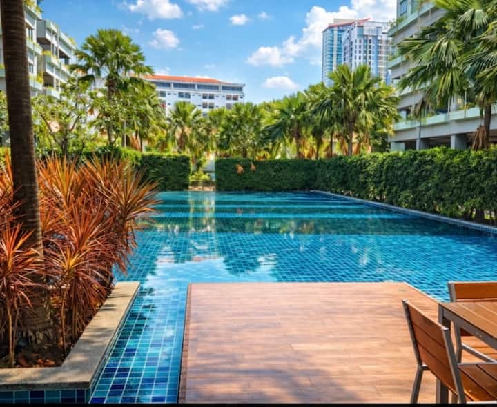 Pool View | 300 Mbps Wifi | 50m To Mrt - Bangkok