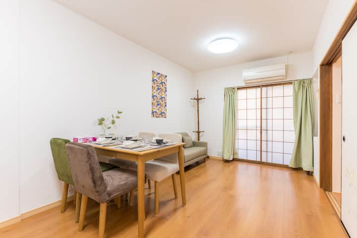 地下鉄で4分なんば、心斎橋。地下鉄直行梅田。駅まで徒歩５分。畳寝室2つ、トイレ2つ。貸切、2-5名。 - Osaka