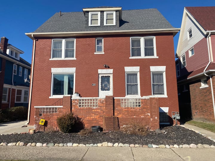 Detroit's #1 Comfort Home 
- Best For Large Groups - Detroit