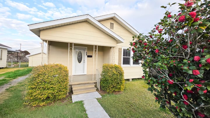 Home Away From Home / Spacious 2br - Lake Palourde, LA