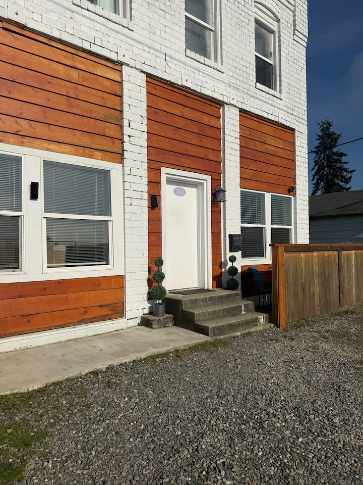 Duplex, Private Entry And Not Shared. - Tacoma, WA