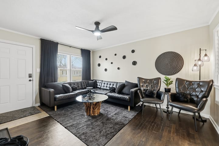 Highlandhouse - Posh Downtown Escape - Lee's Summit, MO