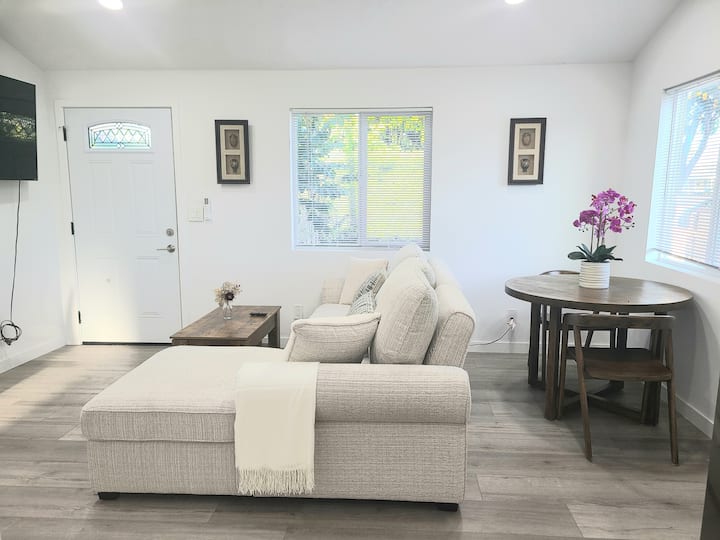 5 Guests 2 Bedrooms 2 Queen Beds 1 Bath - Norwalk, CA