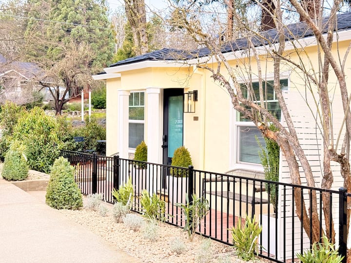 Jacksonville Suites 162-a Pristine Happy 1950s Gem - Jacksonville, OR