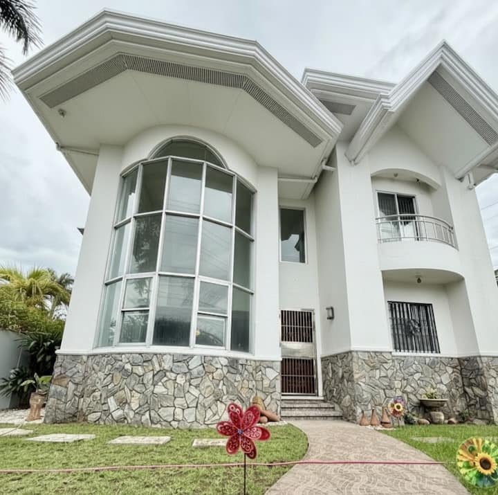 Haven De Familia, Home With Serene Mountain View - Magalang