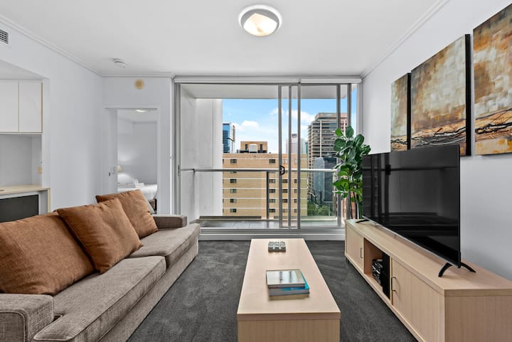 Bright & Cozy 2br Apt W/ Pool, Gym, Sauna & Wifi! - Balmoral