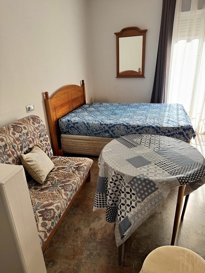 Para 3 Personas - 1 Cama De Matrimonio Y Sofá Cama - Ciudad Real