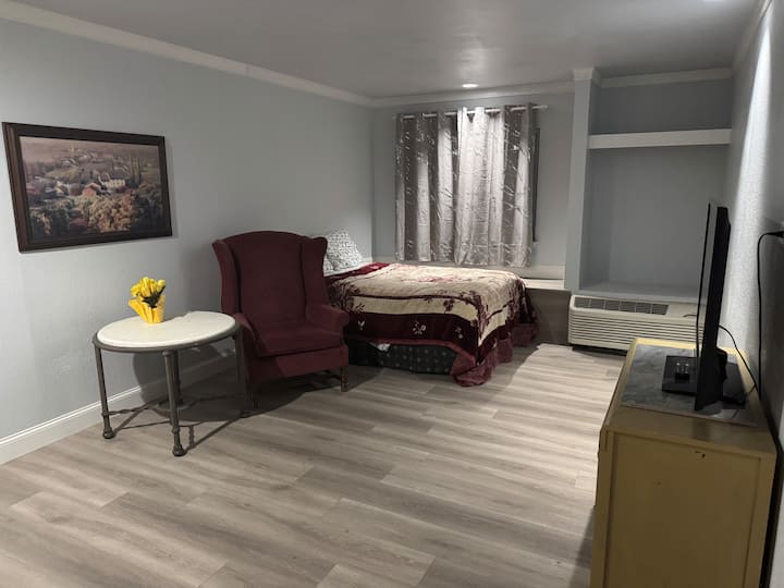 Large Studio Apartment Room 320 - Downtown Reno - Reno