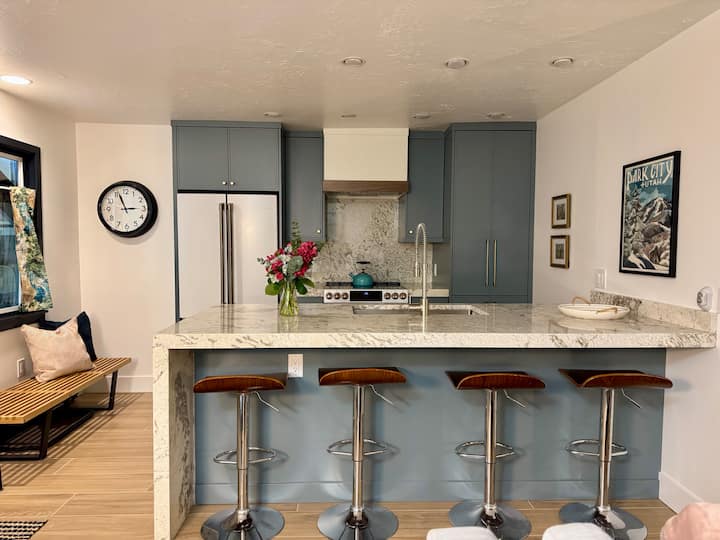 Fully Renovated Designer Condo Steps From Ski Lift - USA