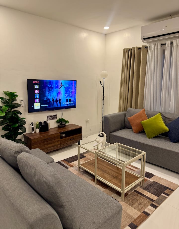 Chic & Spacious Modern Townhouse •3br Near Alabang - Las Piñas
