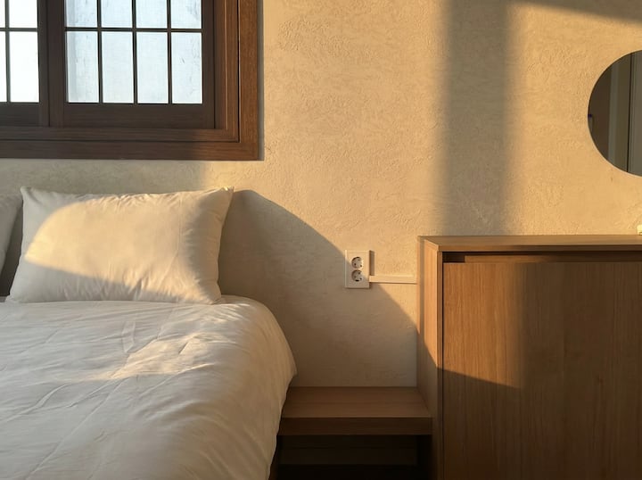 진명스테이 3-5 / 부산역1분 / Netflex / 감성숙소 / 짐보관 - Busan