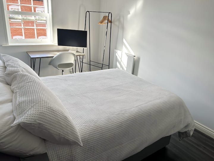 Private Room | Safe, Clean & Quiet, +Fast Wi-fi - Bedford