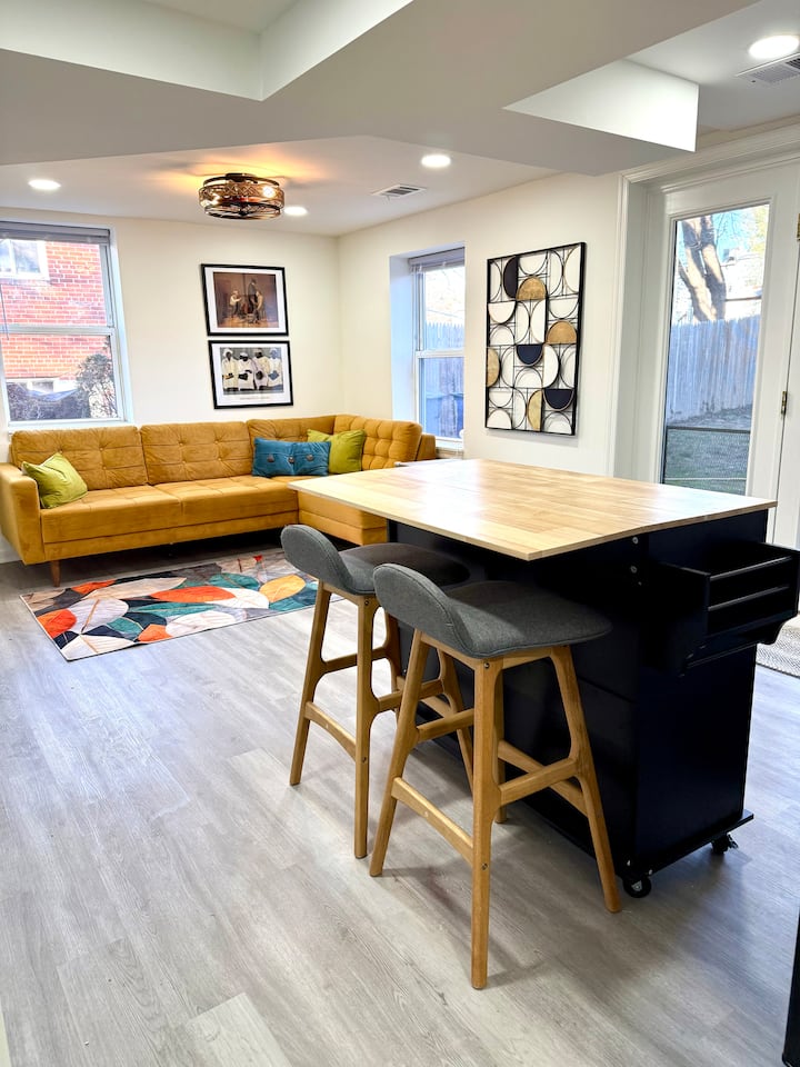 Stylish Pad On Main St | Walk To Dining & Shops - Fairfax, VA