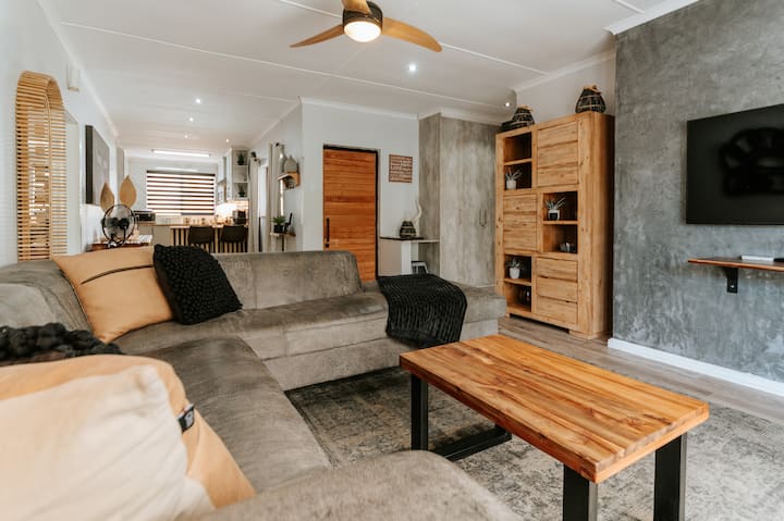 Huge Comfortable 2-bedroom, 2-bathroom Home - George