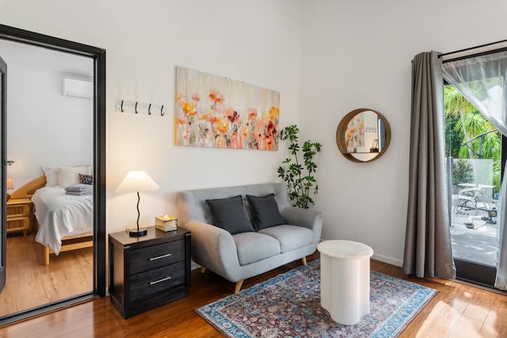 Daisy Retreat | Private 1br & Tennis Court - Springwood