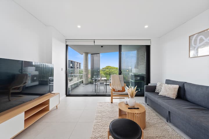 Designer 2br Apt W/ Skyline Balcony & Prvt Parking - Sydney