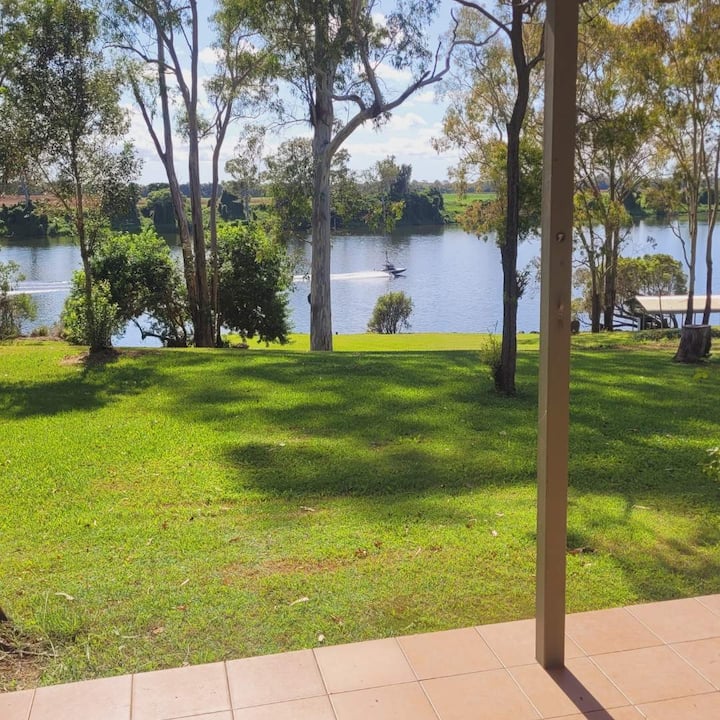 Angela's Riverside Cottage - 번다버그 센트럴