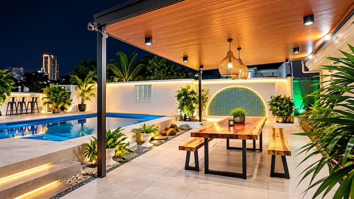 Hometel @Thewhiitehaus | Modern Bungalow Poolvilla - Johor Bahru