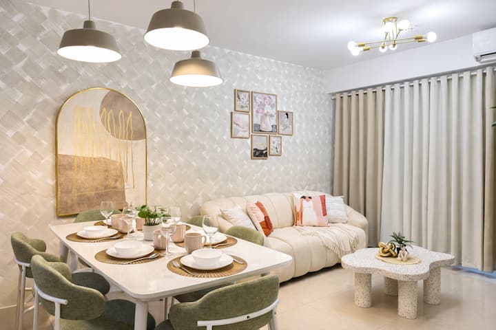 2-br Essence Stay | Moa + Airport | 65" Tv & Sing - Parañaque