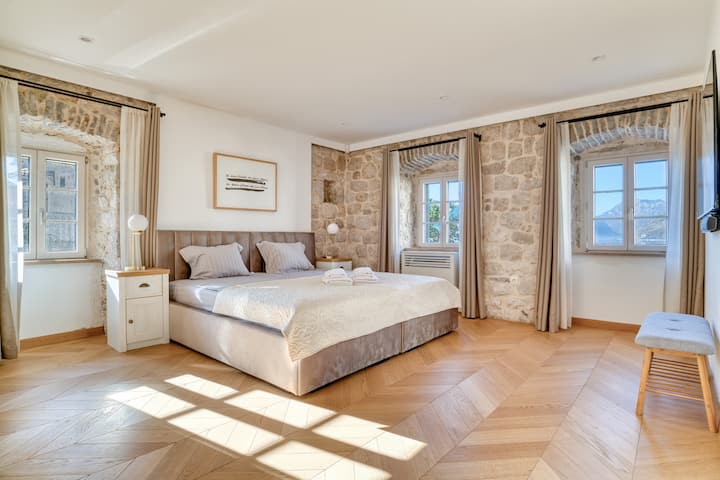 Luxury Waterfront Vila With Private Dock And Pool - 코토르