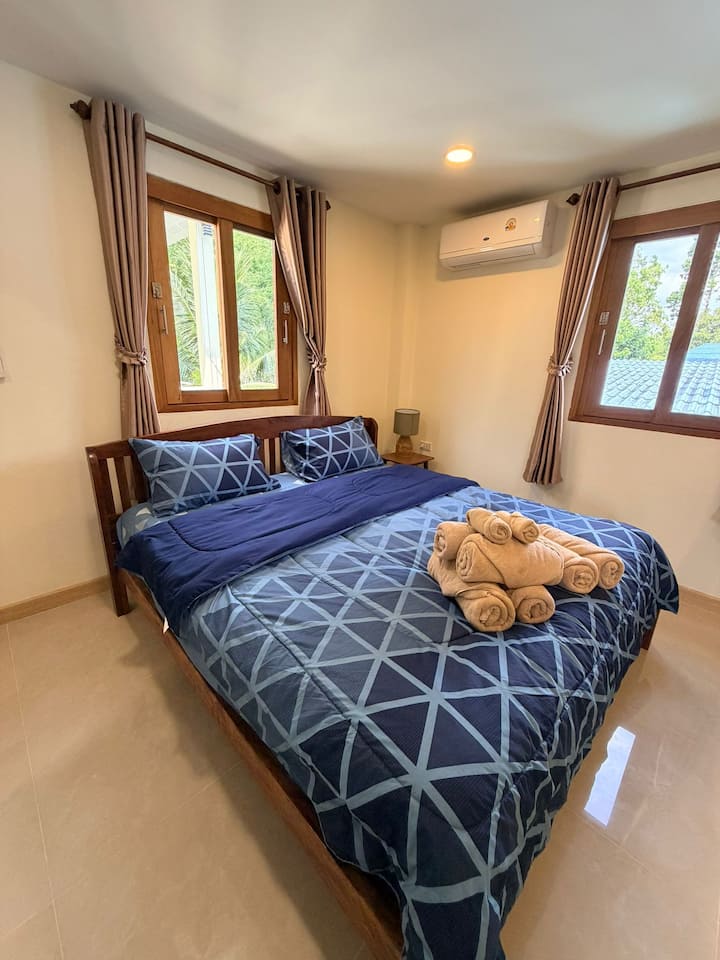 Modern 2br Mezzanine Home W/balcony, Quiet Central - Ko Pha Ngan