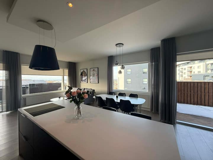 Modern Apartment In The City Area - Islândia