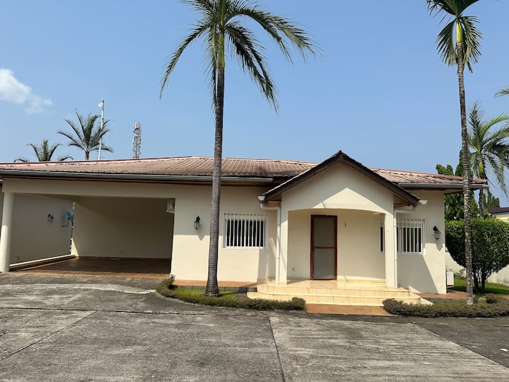 Un Rincón De Paz En Malabo - Equatorial Guinea