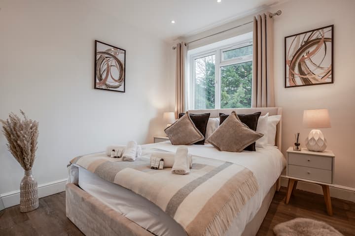 Stylish 2 Br | Free Parking | 15 Min To Central - London