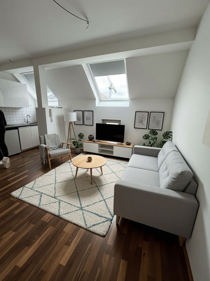 Zentral Gelegene & Neu Renovierte 2zkb Wohnung - Frankfurt