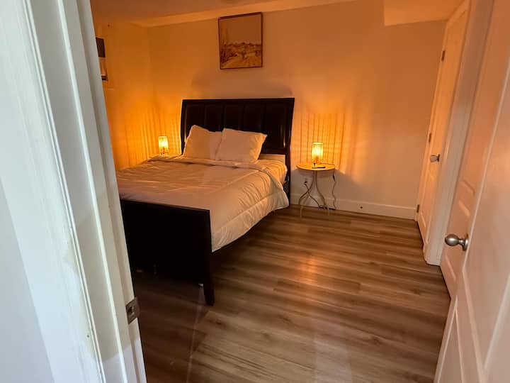 Cozy 1-bed Suite, On-site Rental, Transit Nearby - Alberta