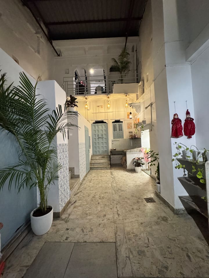 300 Year Old Heritage, Aavosa Heritage - 우다이푸르