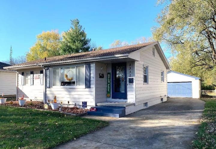 Clean, Quiet And Spacious With  Private Backyard. - Springfield, IL
