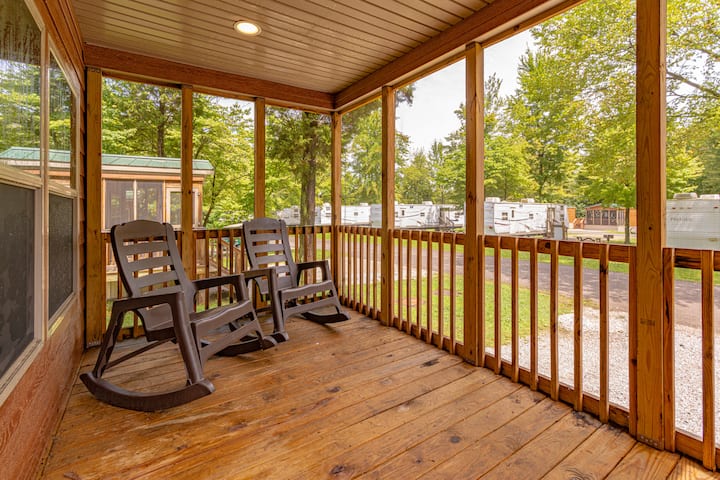 Pet Friendly Holiday Cottage - Holiday World & Splashin Safari Santa Claus