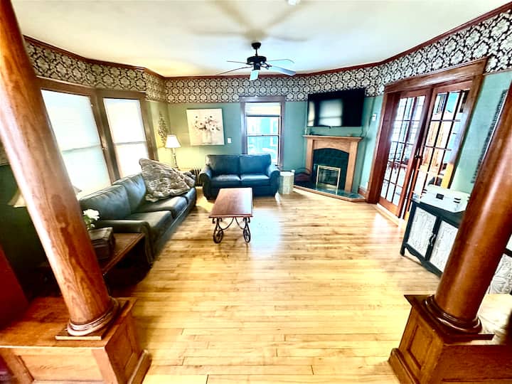 Historic Pauquette 5bd Portage Palace - Portage, WI