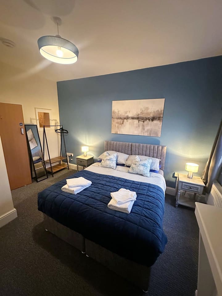 Contractor-friendly House | Sleeps 8 | Parking - 斯塔福德