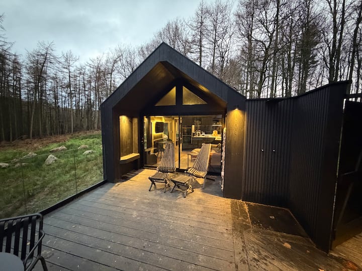 Luxury Black Cabin With Sauna And Hot Tub - United Kingdom